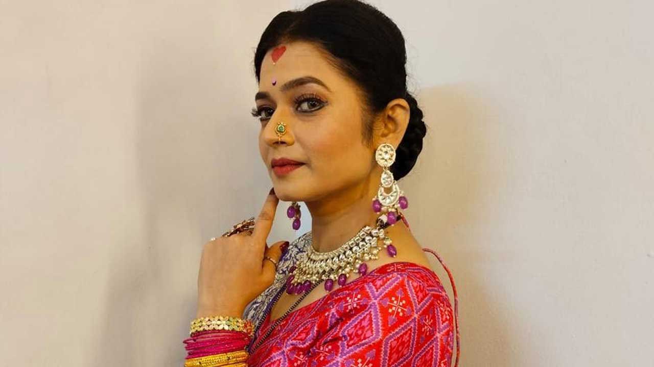 Raima Sen embraces the festive spirit of Durga Puja in a Pink Banarasi ...